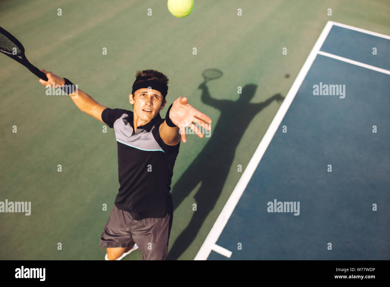 Tennis man serving hi-res stock photography and images - Alamy