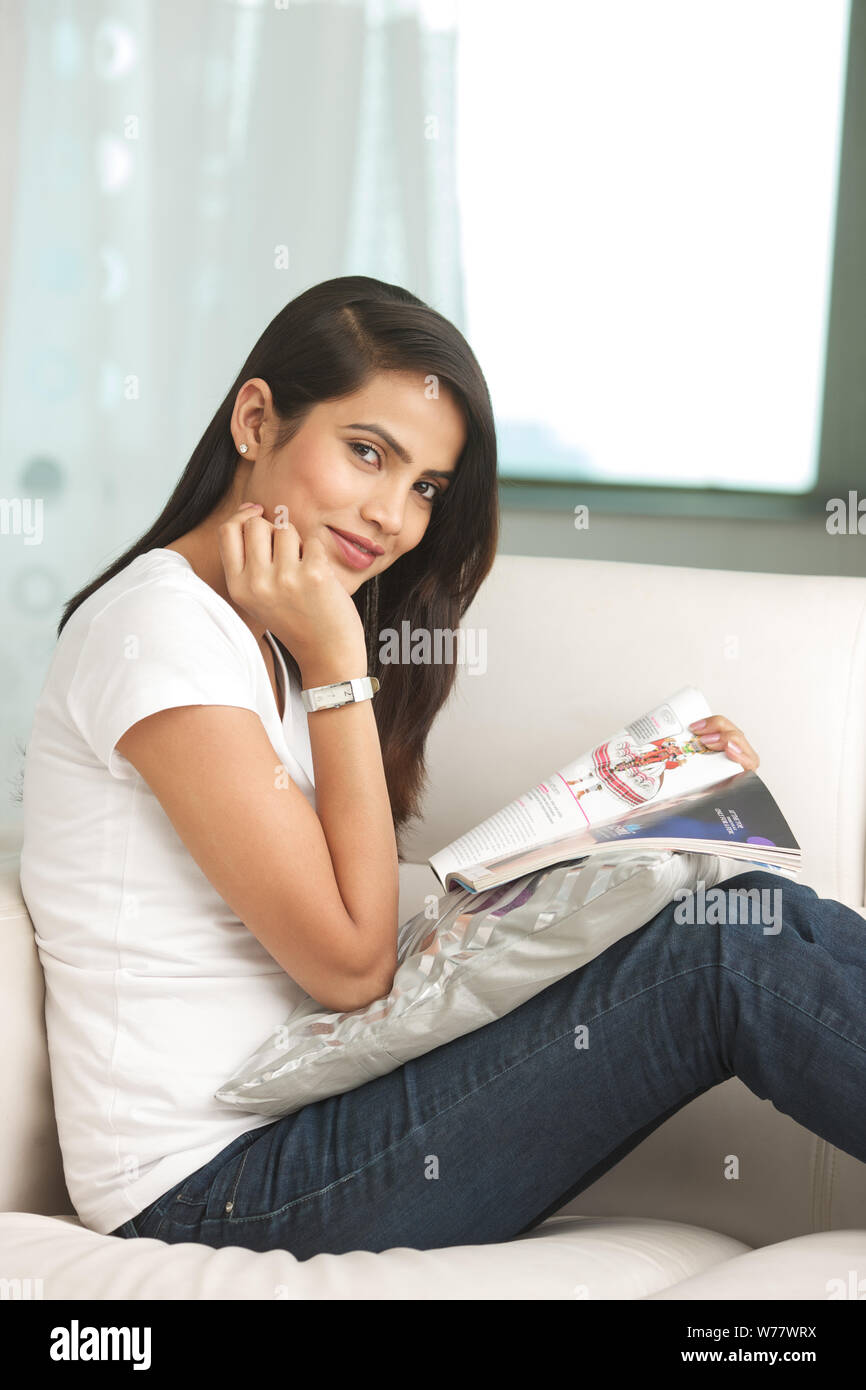 Girl reading life magazine hi-res stock photography and images - Alamy