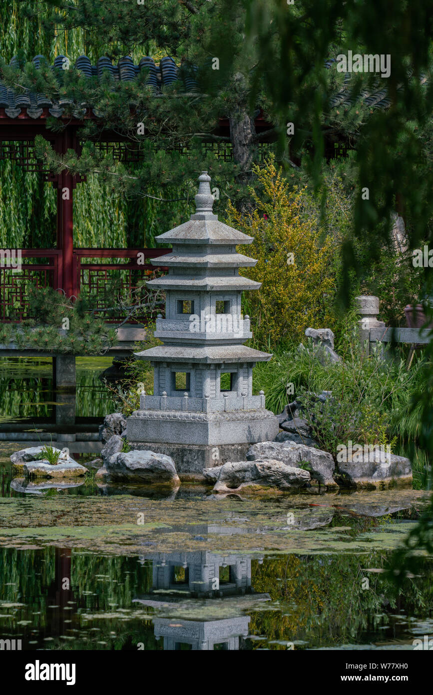 Japanese statue in water hi-res stock photography and images - Alamy