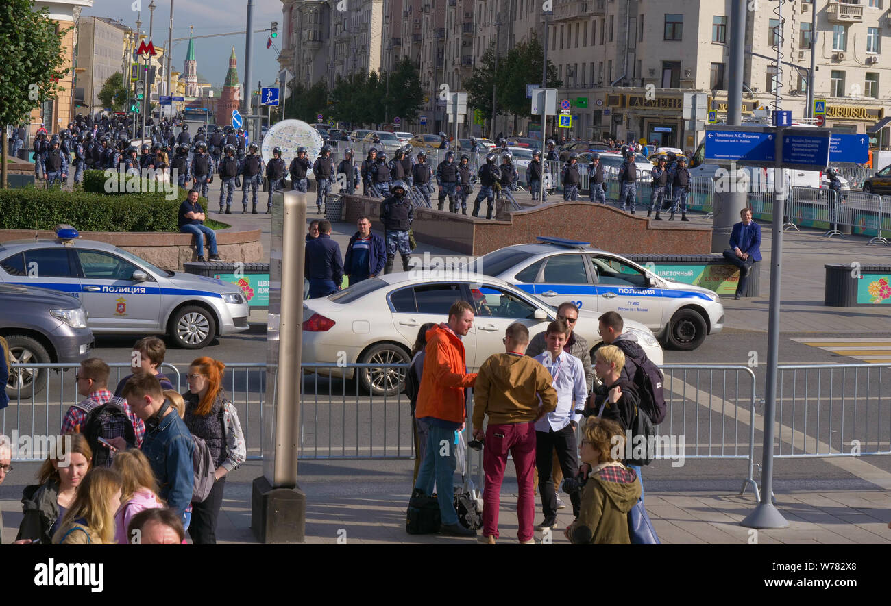 Police officers in protective uniforms Stock Photo - Alamy
