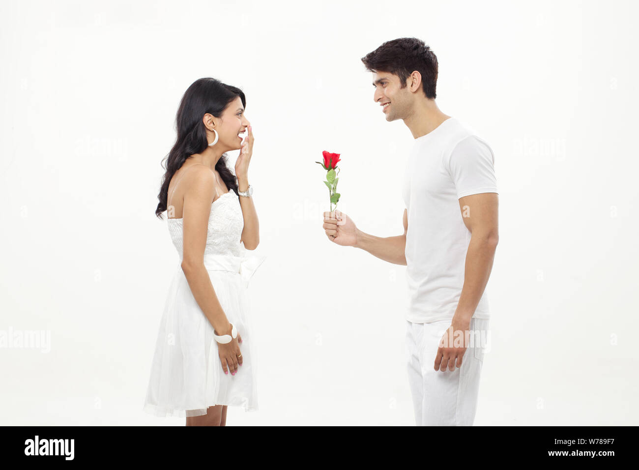 Rose gifting hi-res stock photography and images - Alamy