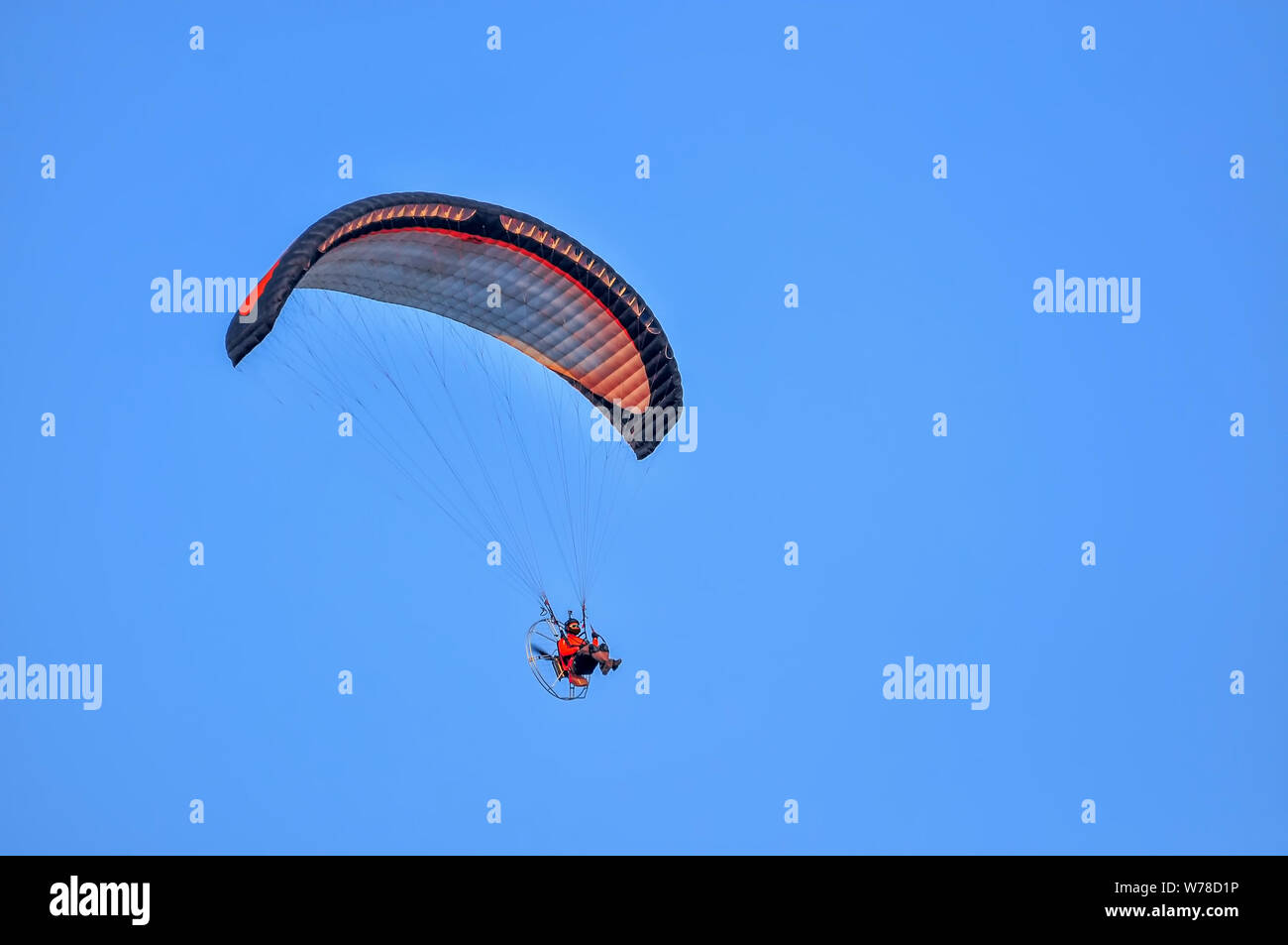 Hot air balloon hang glider hi-res stock photography and images - Alamy
