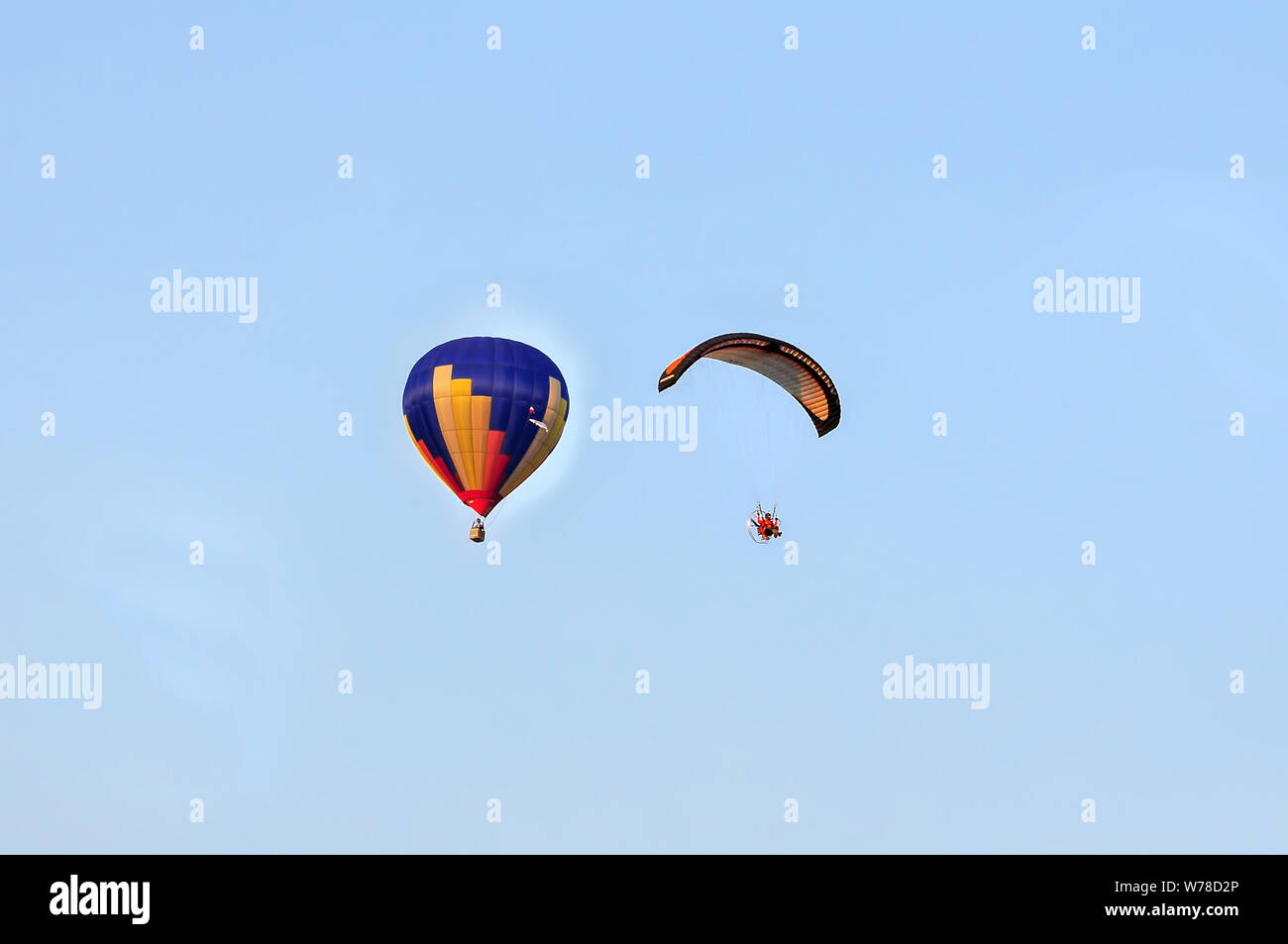 Hot air balloon hang glider hi-res stock photography and images - Alamy