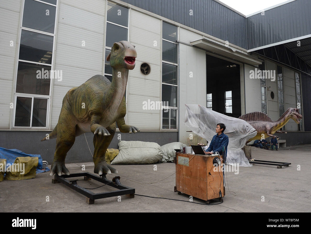 Animatronic dinosaurs hi-res stock photography and images - Alamy