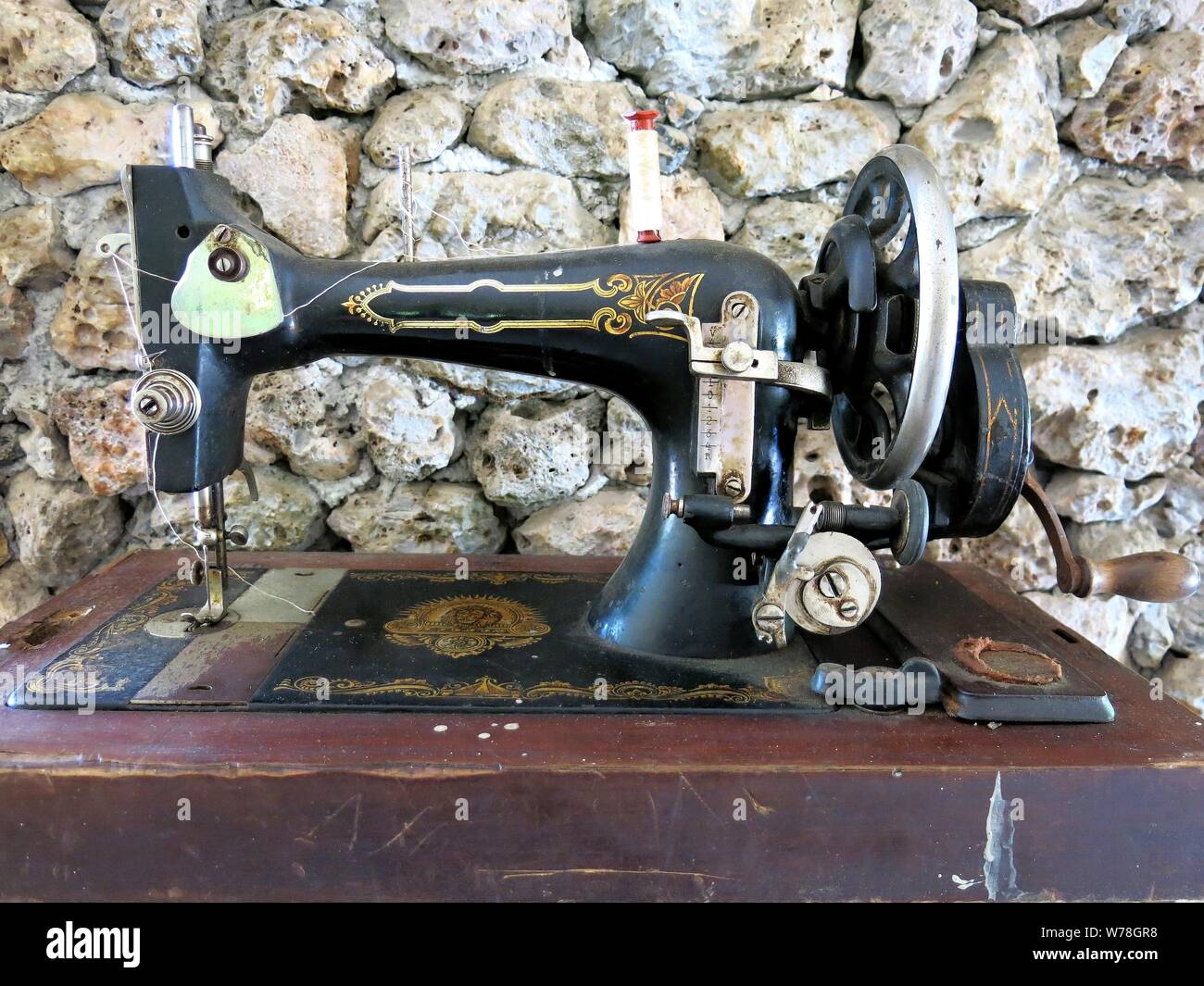 Old time sewing machine hi-res stock photography and images - Alamy