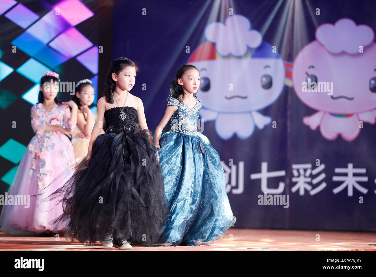 Children models hi-res stock photography and images - Alamy