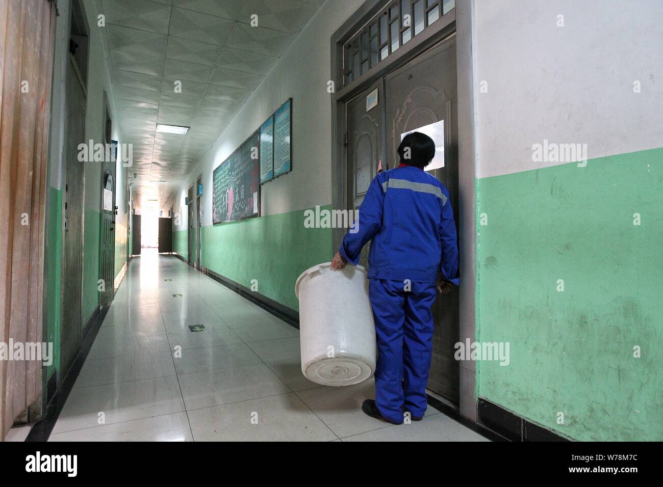 Old woman cleaner hi-res stock photography and images - Alamy
