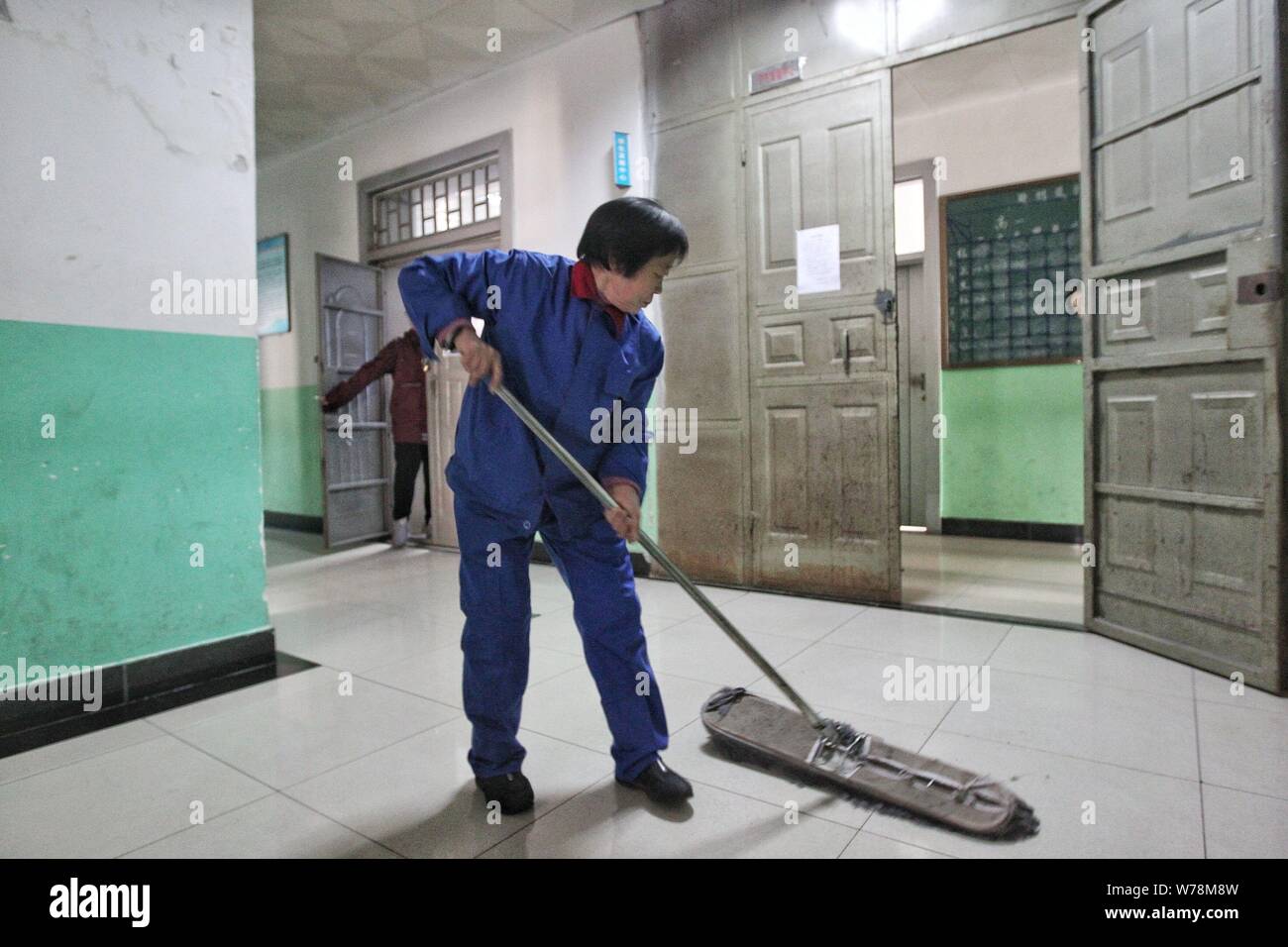 63-year-old Chinese woman Du Xiuting, a cleaner from a senior high ...