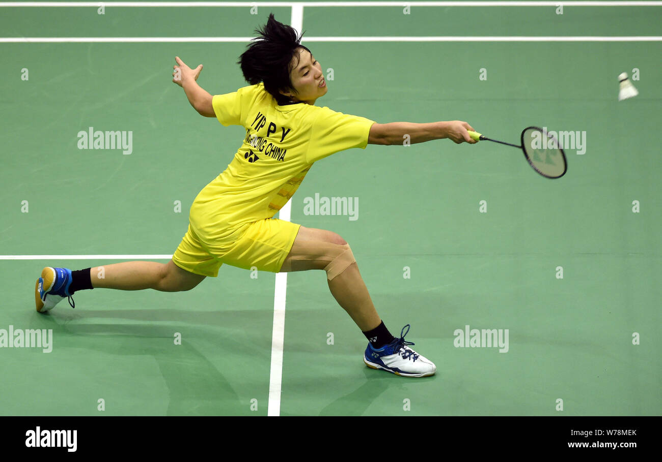 Yip Pui Yin of Hong Kong returns a shot to Sung Ji-hyun of South Korea ...