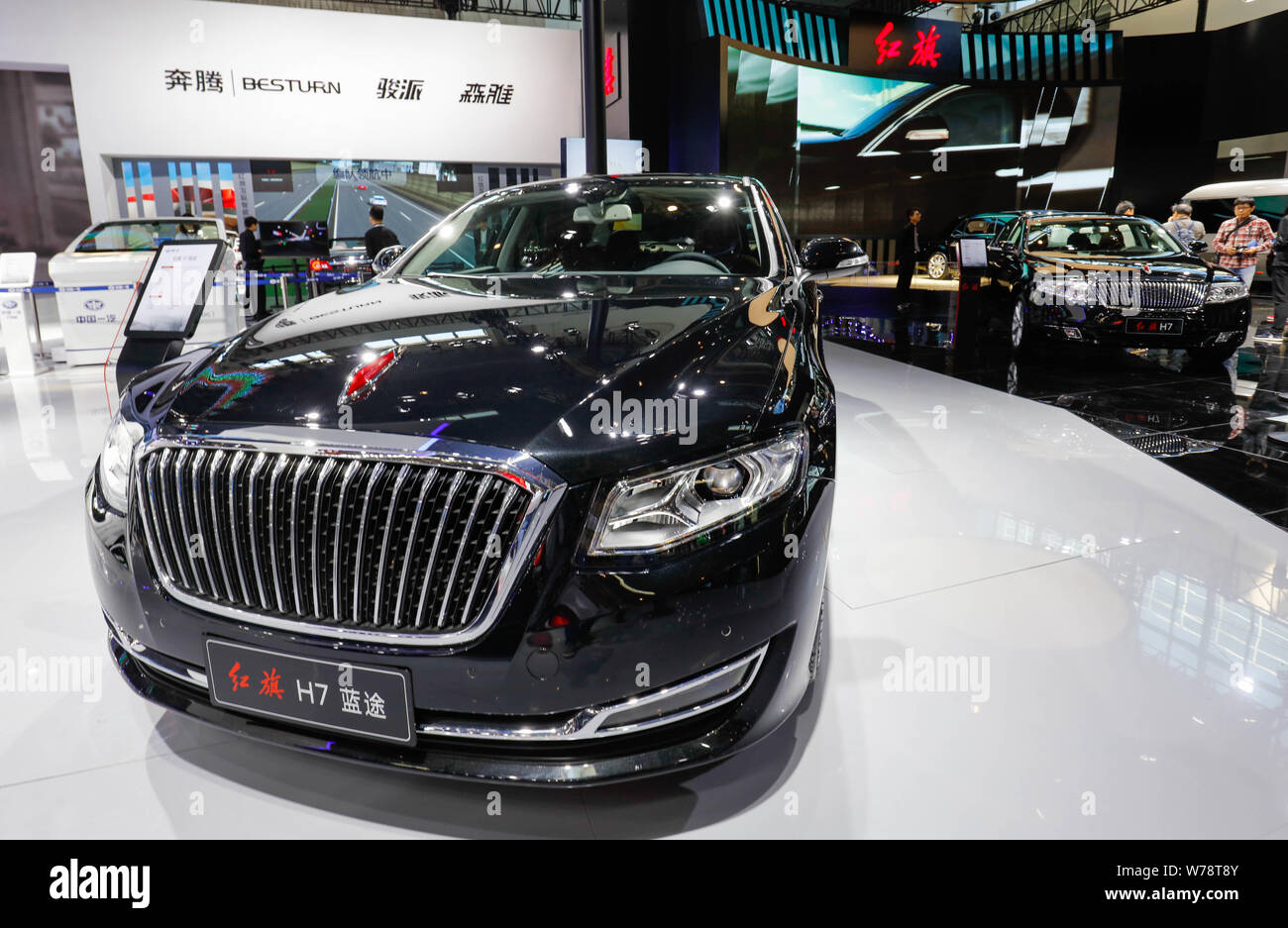 --FILE--Chinese visitors look at a Hongqi (Red Flag) LS5 of FAW on ...