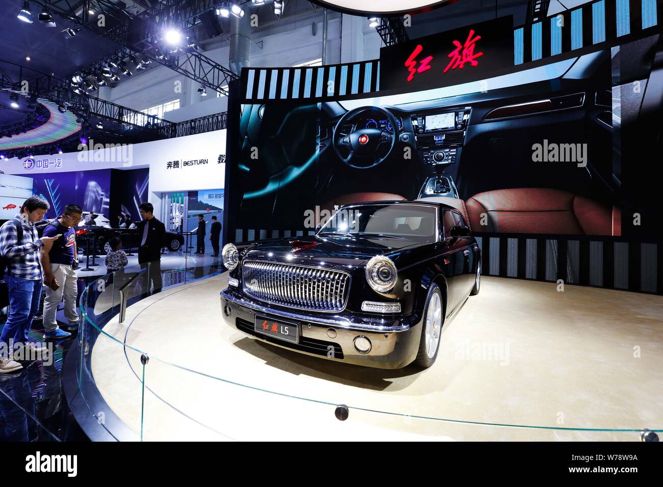 --FILE--Chinese visitors look at a Hongqi (Red Flag) LS5 of FAW on ...