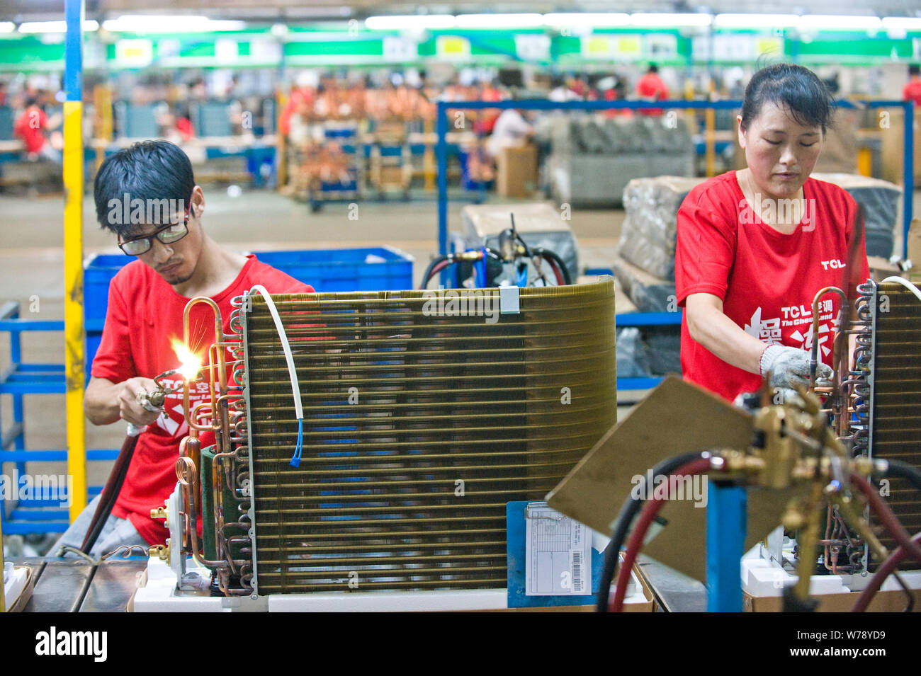 --FILE--Chinese workers assemble air-conditioners on the assembly line ...