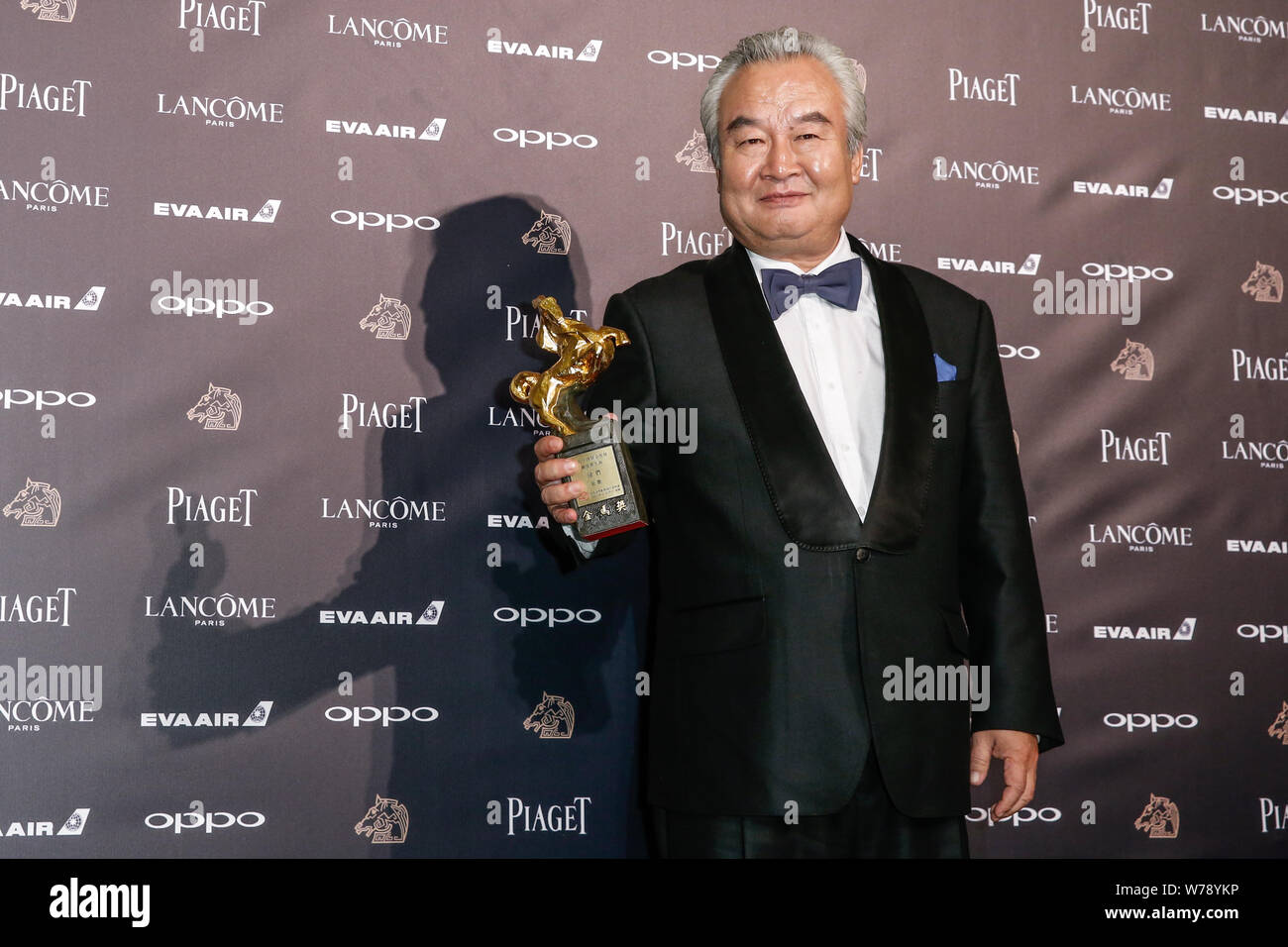 **TAIWAN OUT**Chinese actor Tu Men poses with his trophy of the Best ...