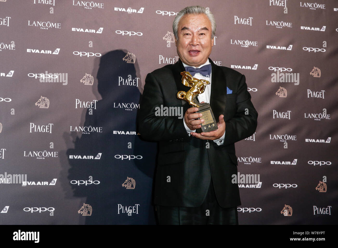**TAIWAN OUT**Chinese actor Tu Men poses with his trophy of the Best ...