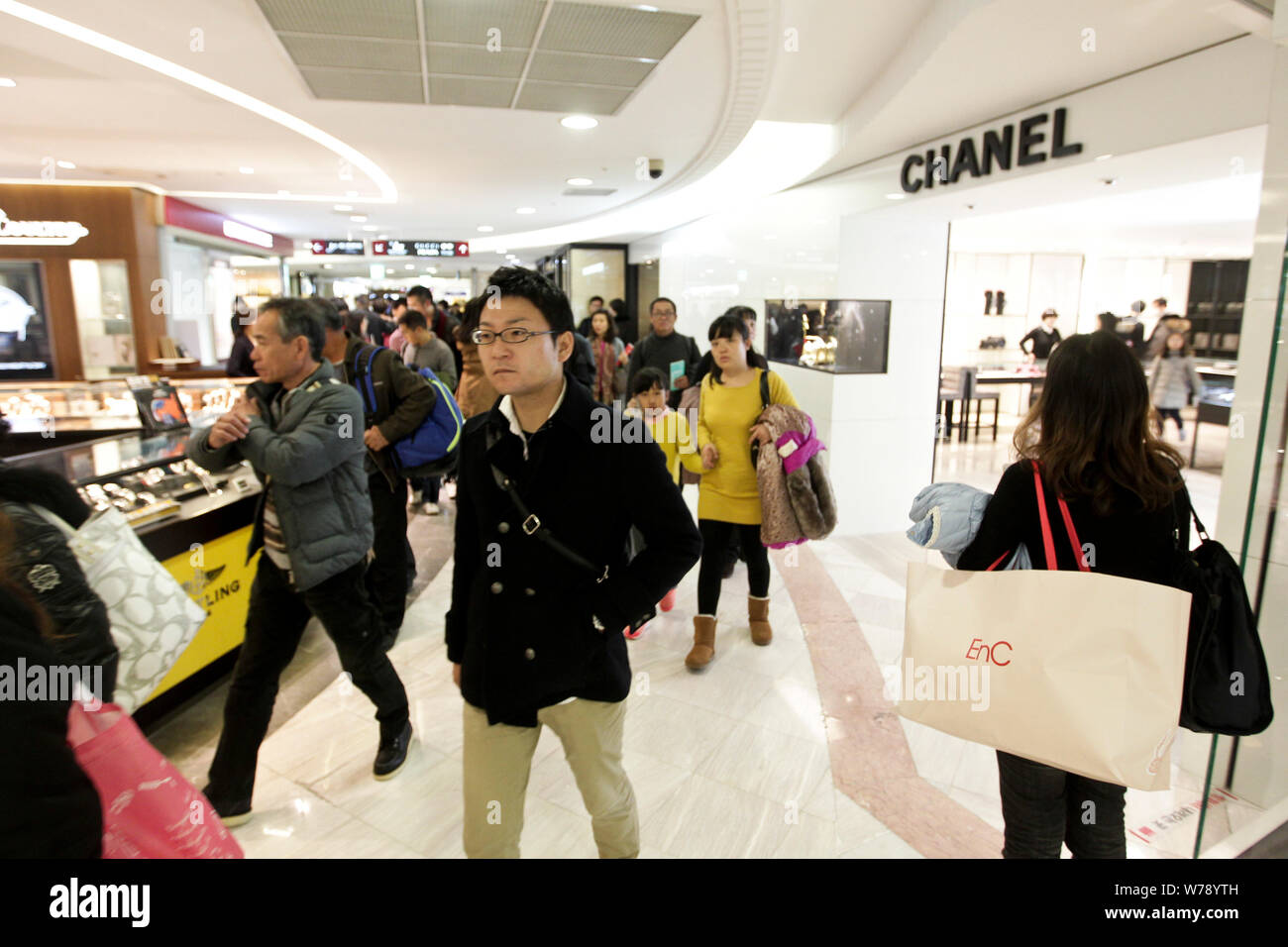 Chinese tourists crowd a store of Chanel at a shopping mall in Seoul ...