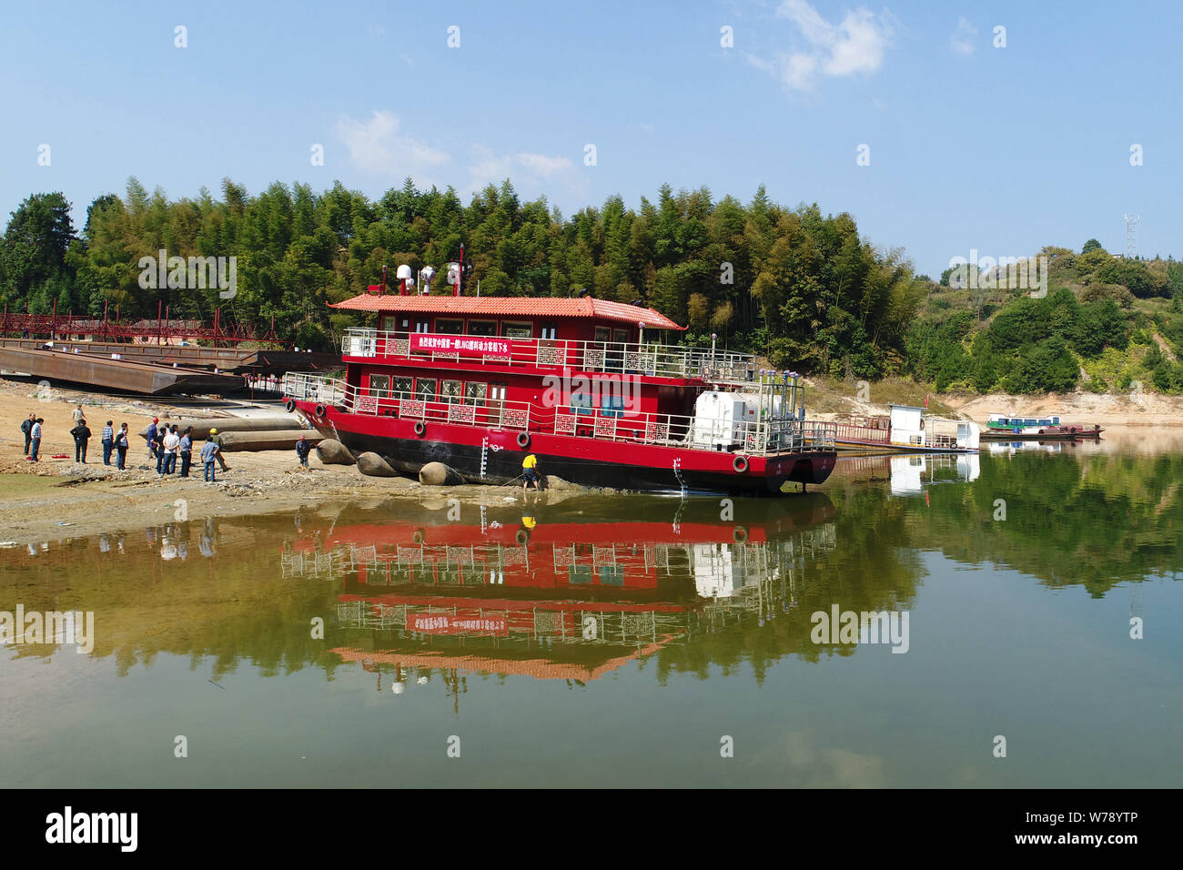 Lng boat hi-res stock photography and images - Alamy