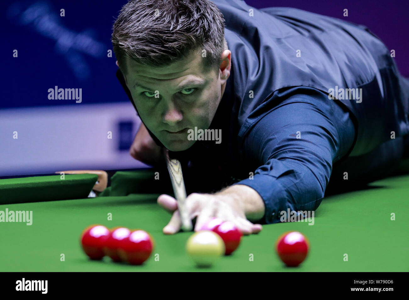 Ryan Day of Wales plays a shot to Yu Delu of China in their first round ...
