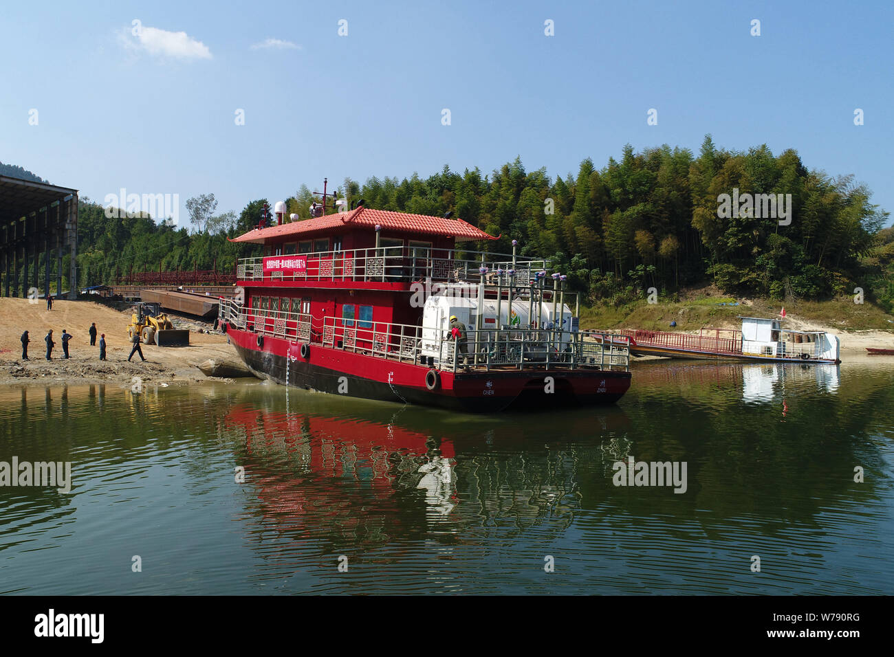 Lng boat hi-res stock photography and images - Alamy
