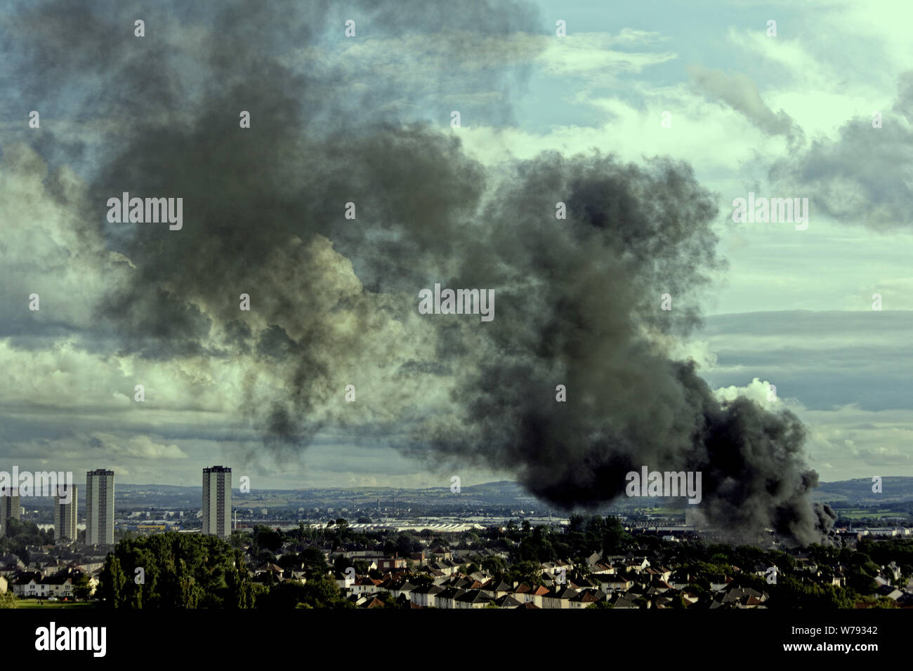 Glasgow, Scotland, UK , 5th August 2019. Huge smoke plume over the ...