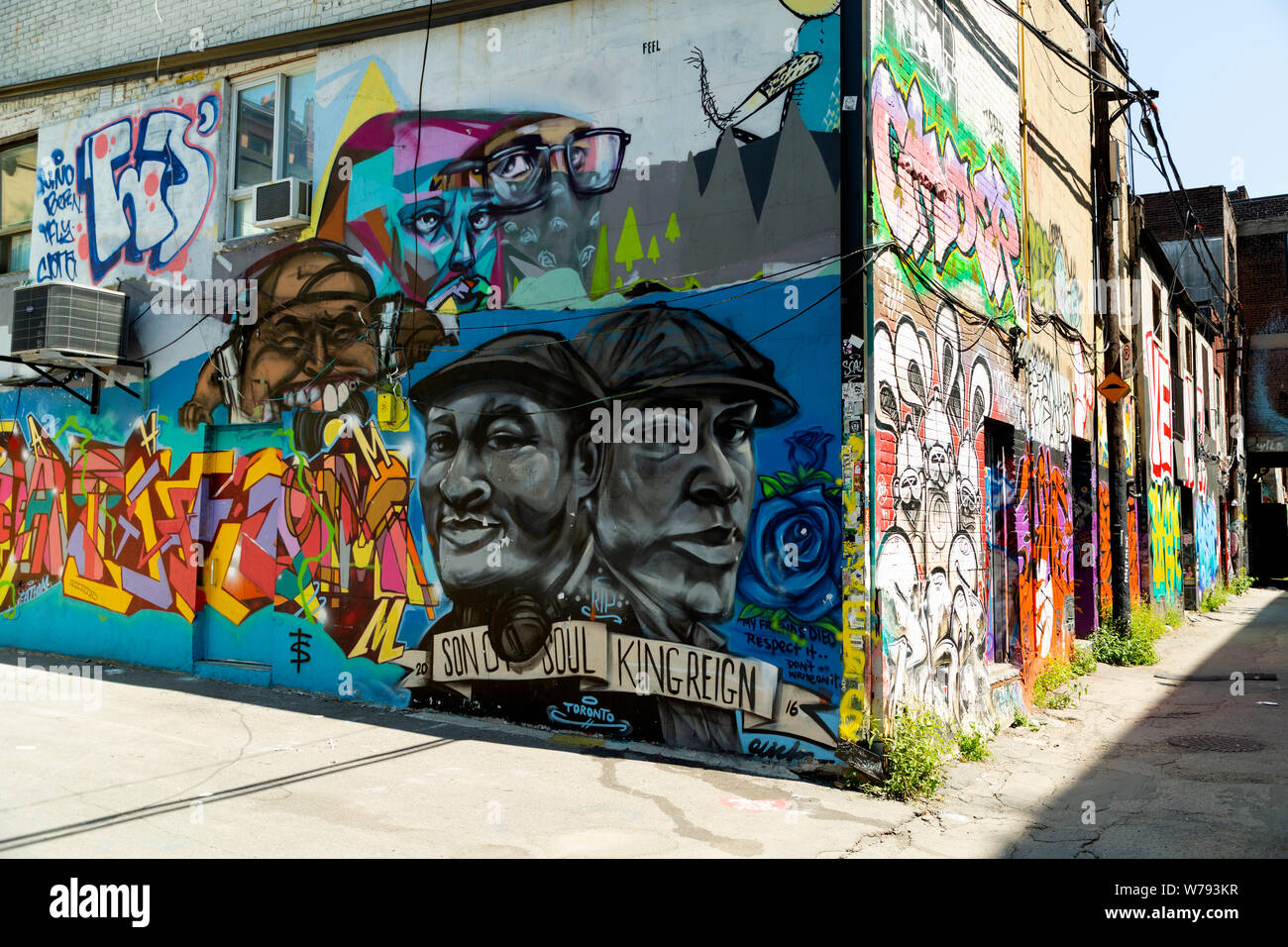 Street art in Graffiti Alley, in the Fashion District of Toronto ...