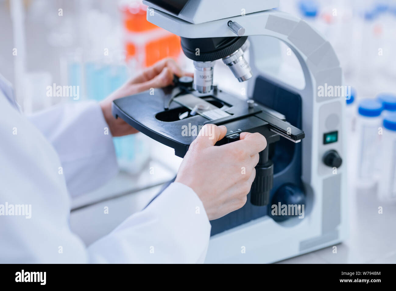 Flask microscope medicine hi-res stock photography and images - Alamy