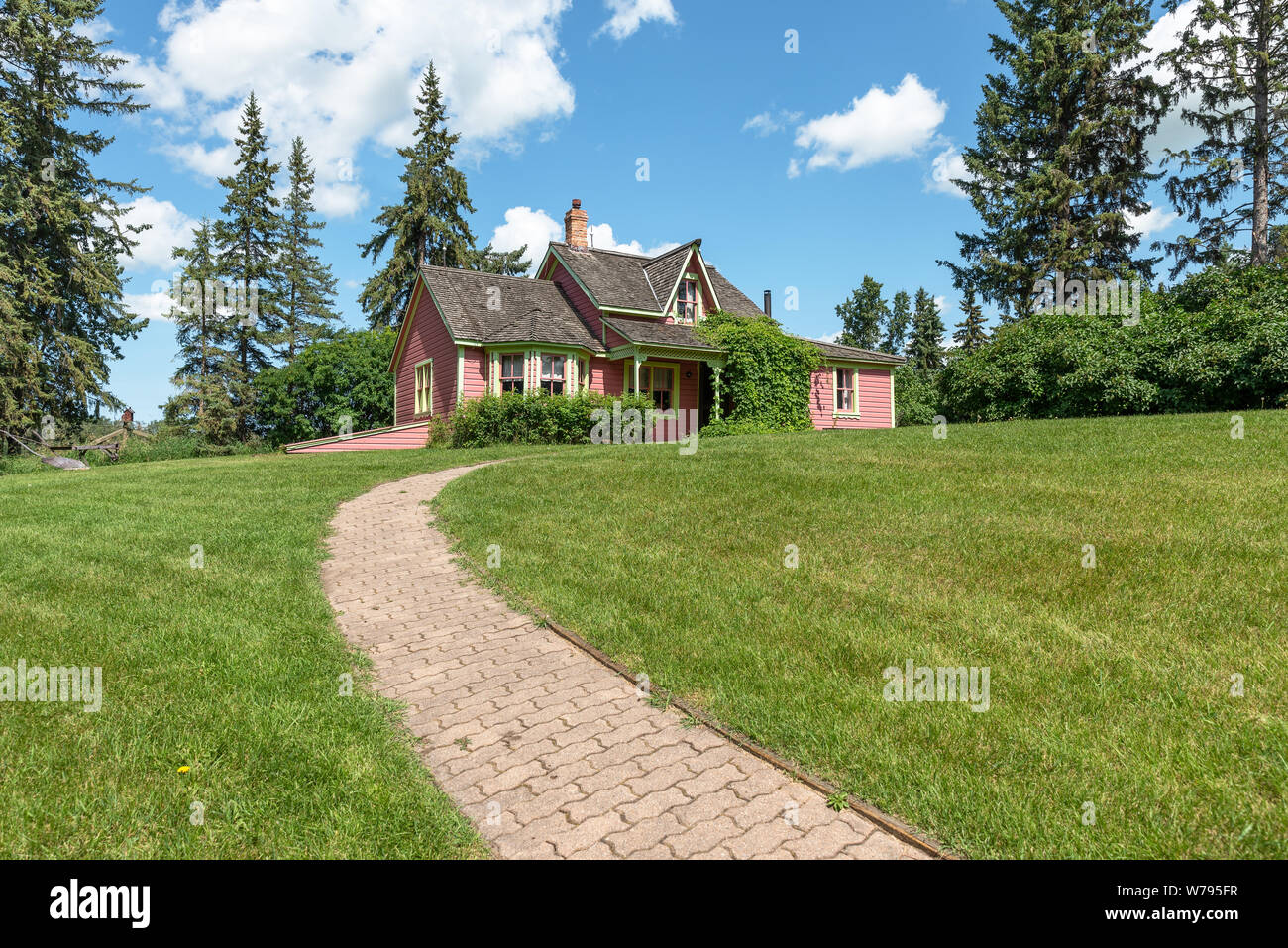 Gothic cottage windows hi-res stock photography and images - Alamy
