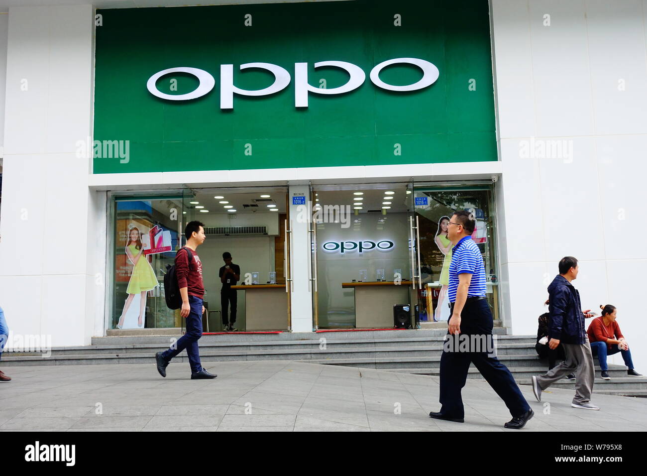 Oppo phone hi-res stock photography and images - Alamy