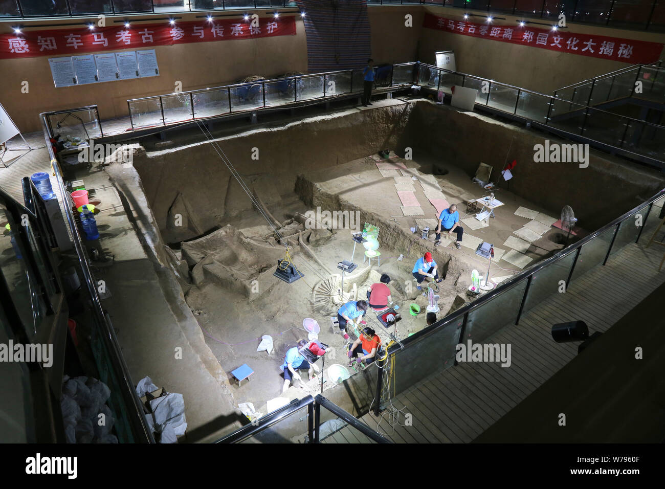 Ancient china chariot and horses hi-res stock photography and images ...