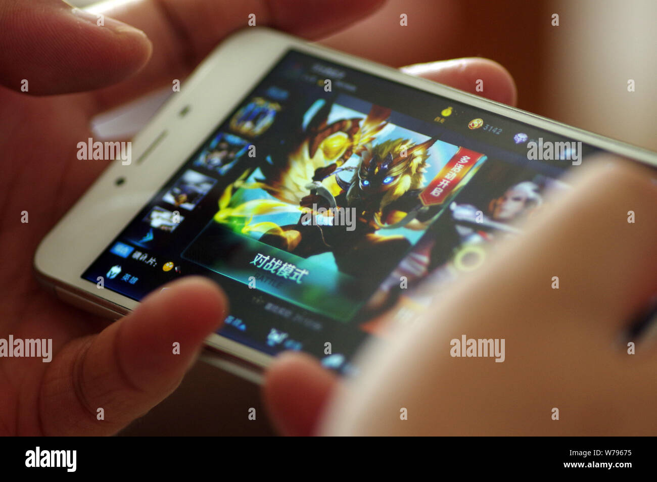 --FILE--A Chinese mobile game player plays Tencent's mobile MOBA "King ...