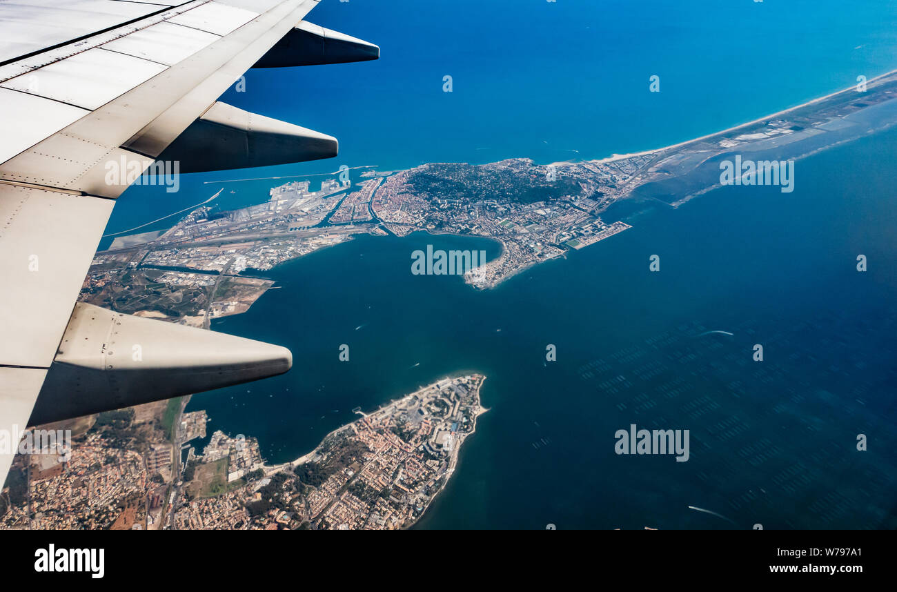 Boeing 737 800 wing hi-res stock photography and images - Alamy