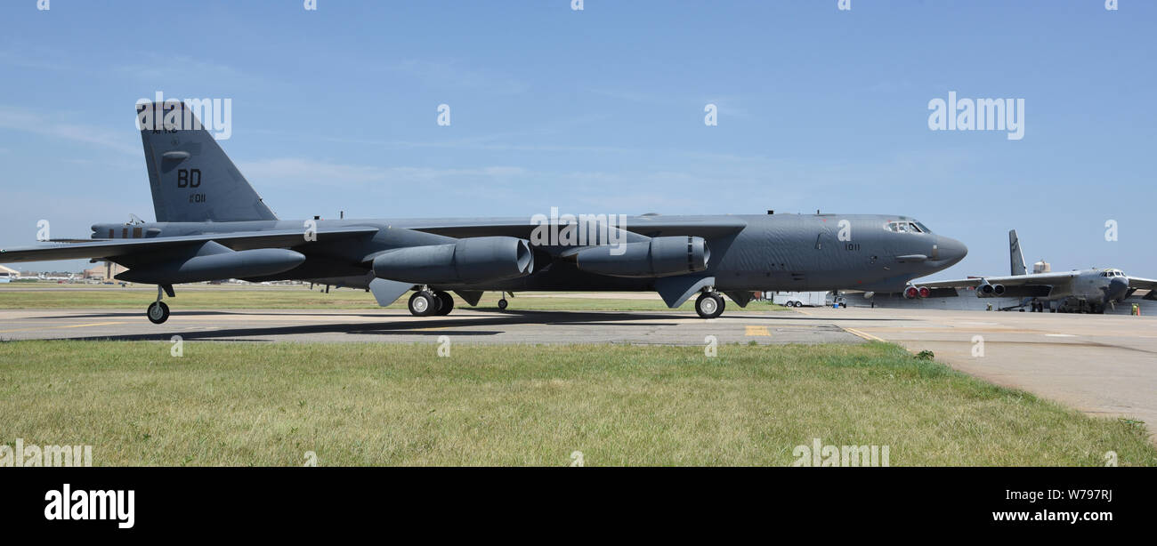B-52H Stratofortress, serial # 61-0011, arrives at Tinker Air Force ...