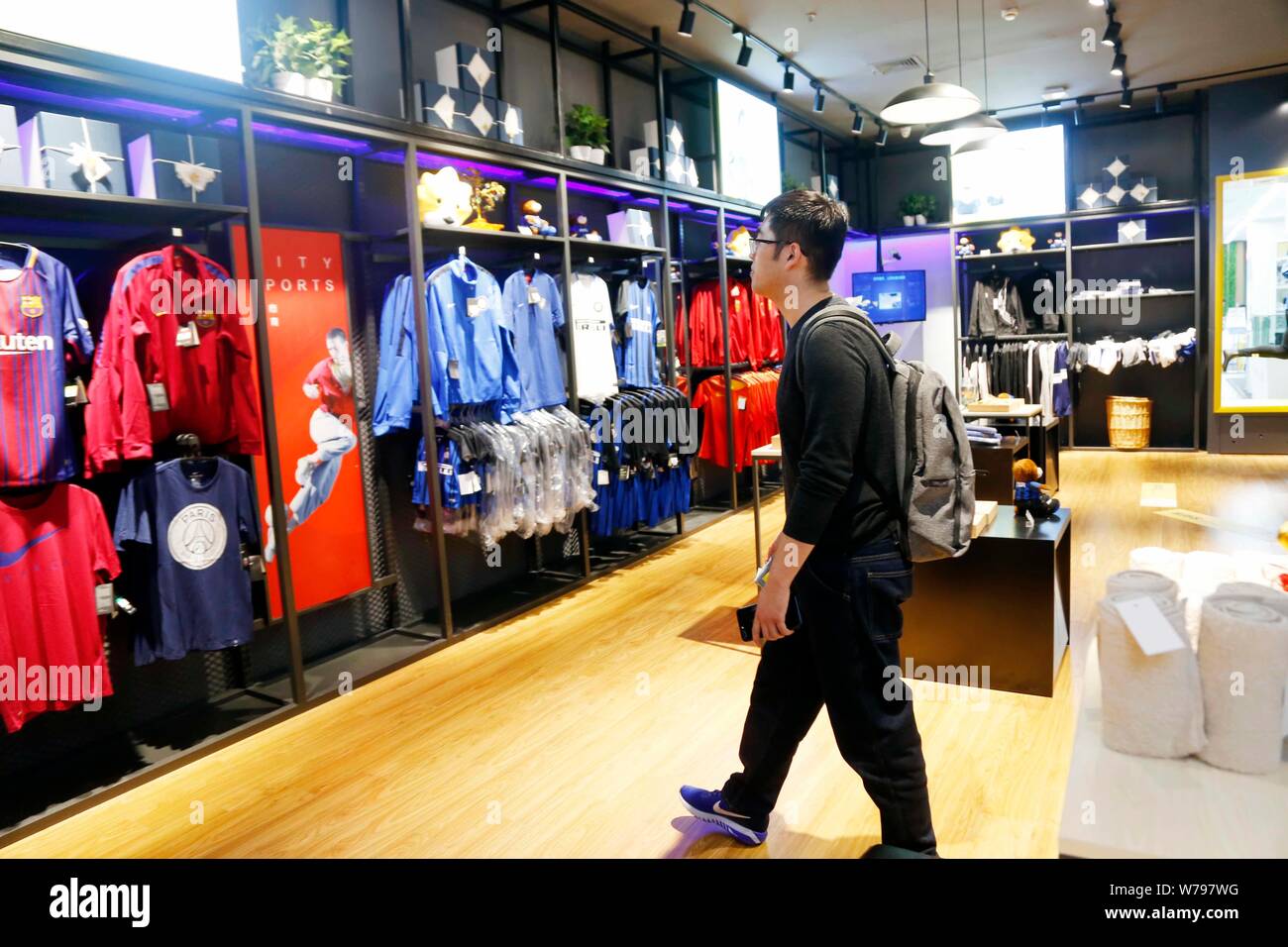 A customer shops at an intelligent self-service store - Suning Biu of ...