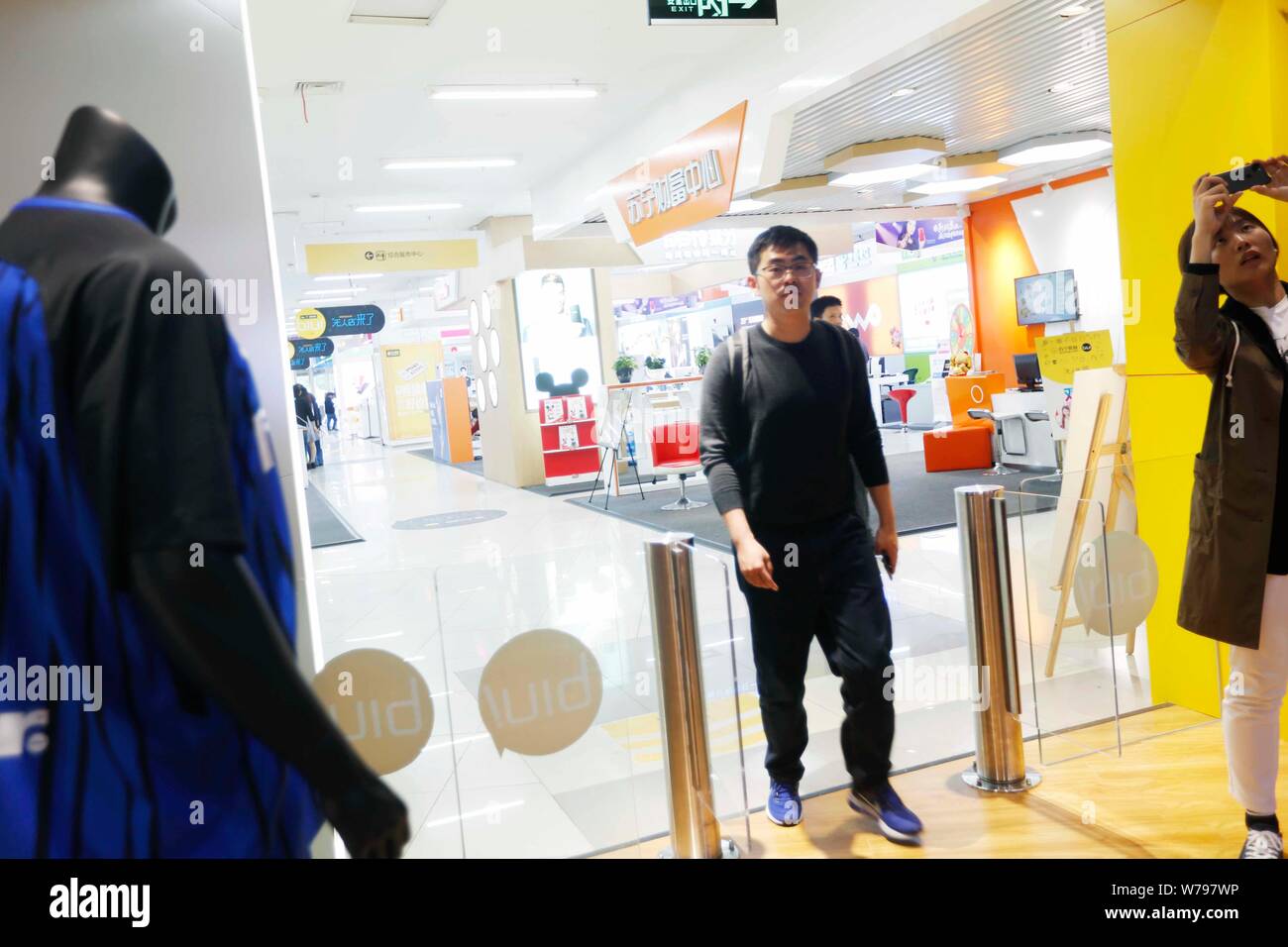 A customer enters an intelligent self-service store - Suning Biu of ...