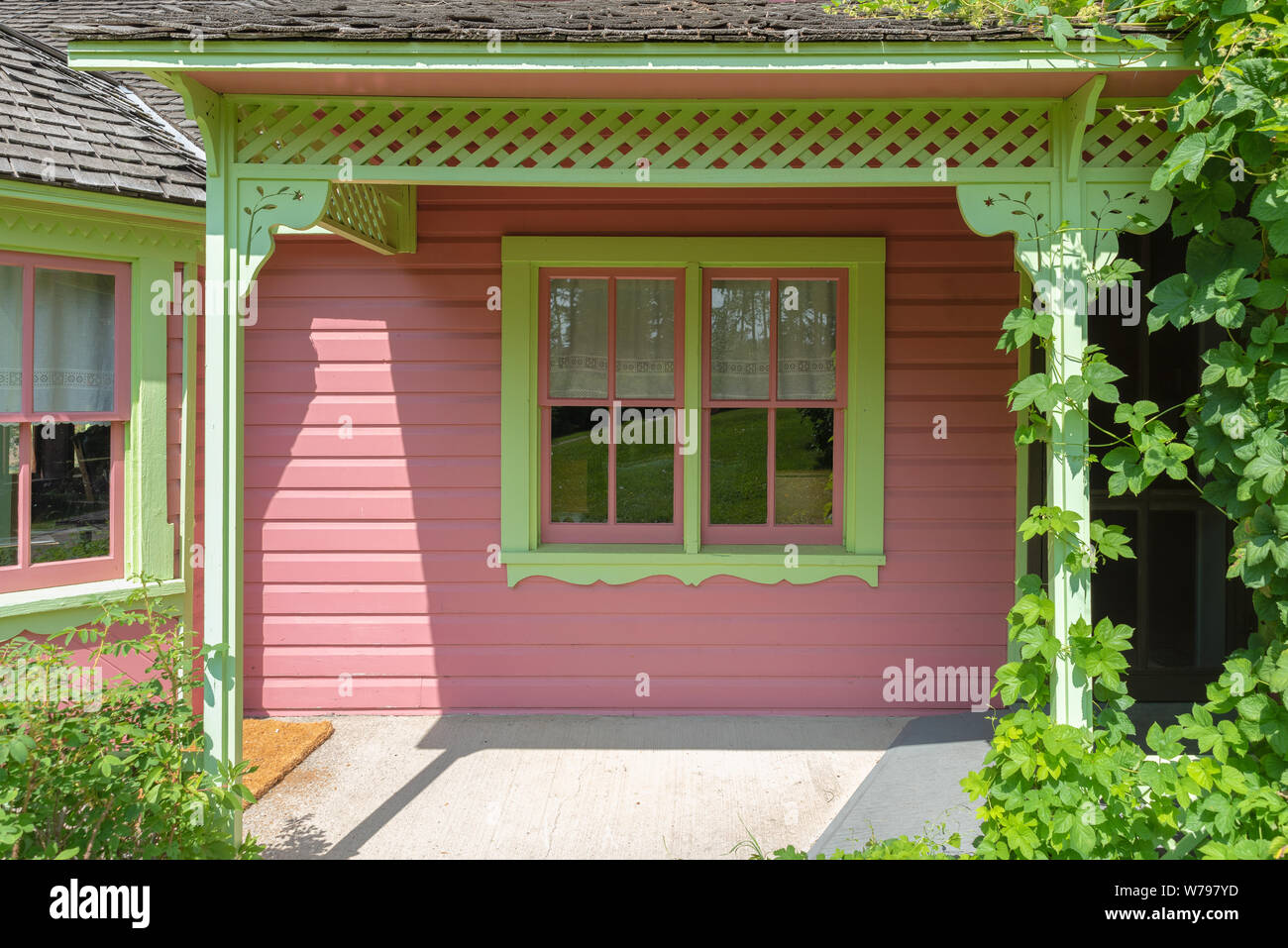 Gothic cottage windows hi-res stock photography and images - Alamy