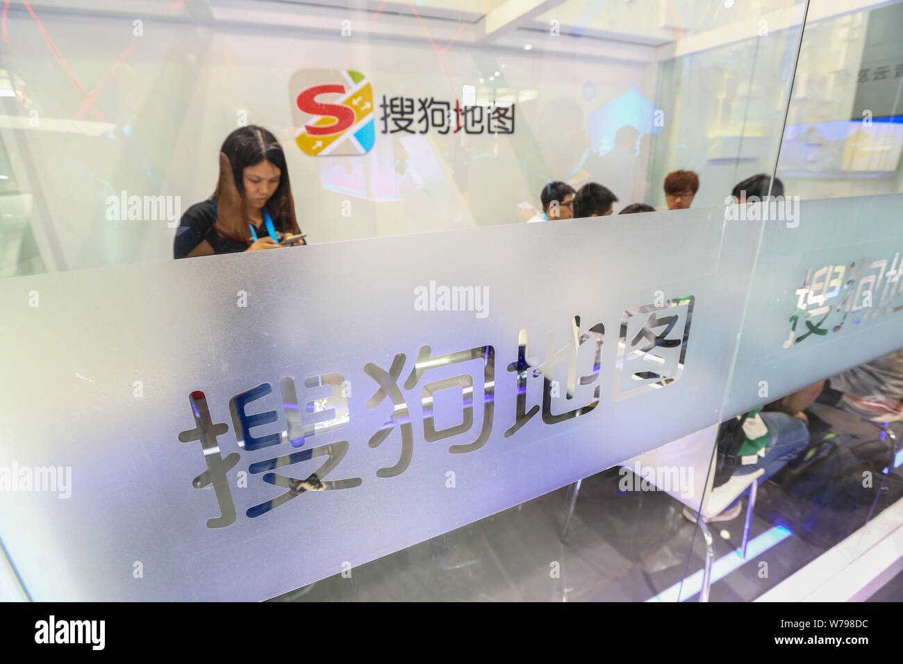 --FILE--People visit the stand of Chinese map and data service provider ...