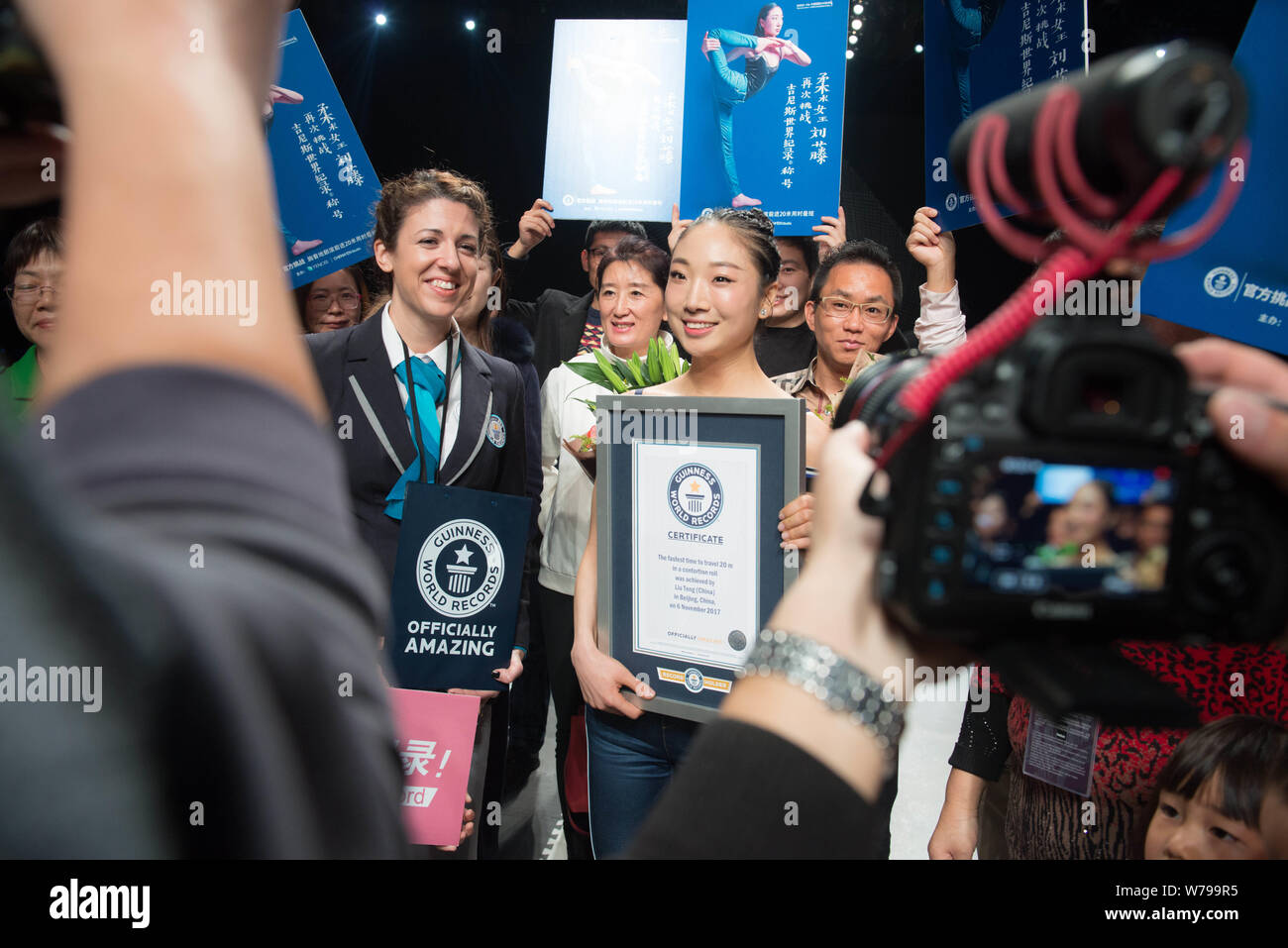 Chinese contortionist Liu Teng poses with a Guinness World Record ...