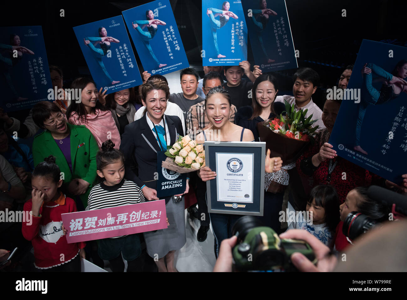 Chinese contortionist Liu Teng poses with a Guinness World Record ...
