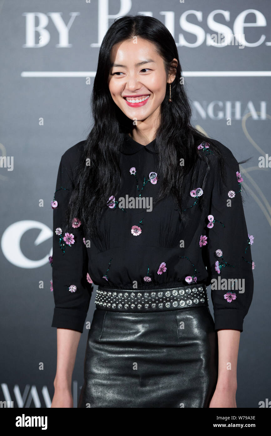 Victoria's Secret Angel and Chinese model Liu Wen poses before taking ...