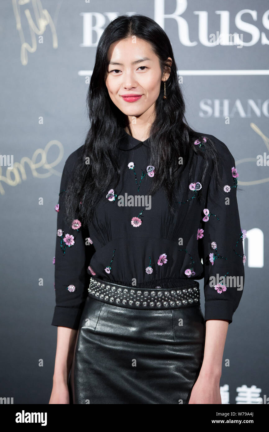 Victoria's Secret Angel and Chinese model Liu Wen poses before taking ...