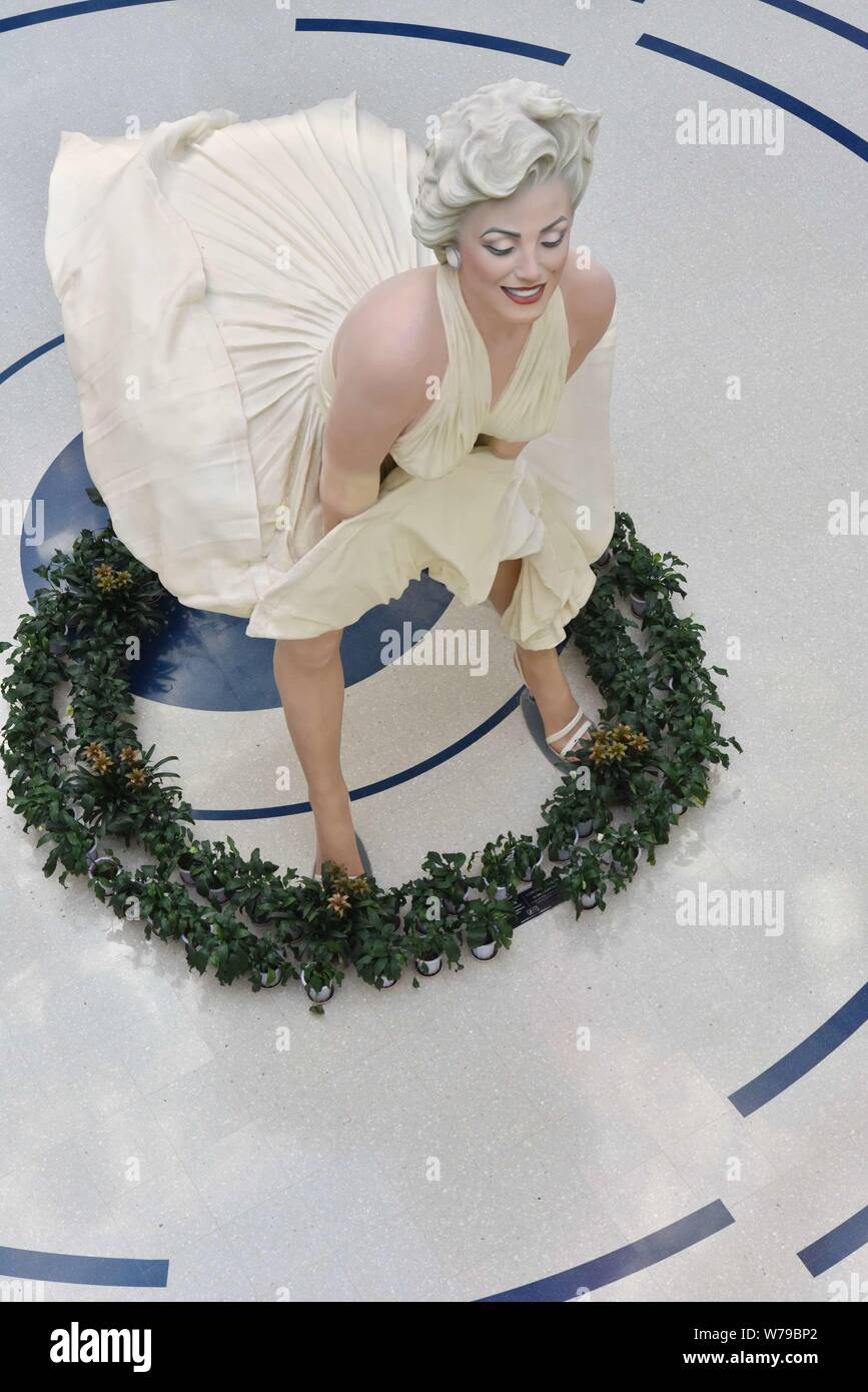 Marilyn Monroe Dress Blowing Statue