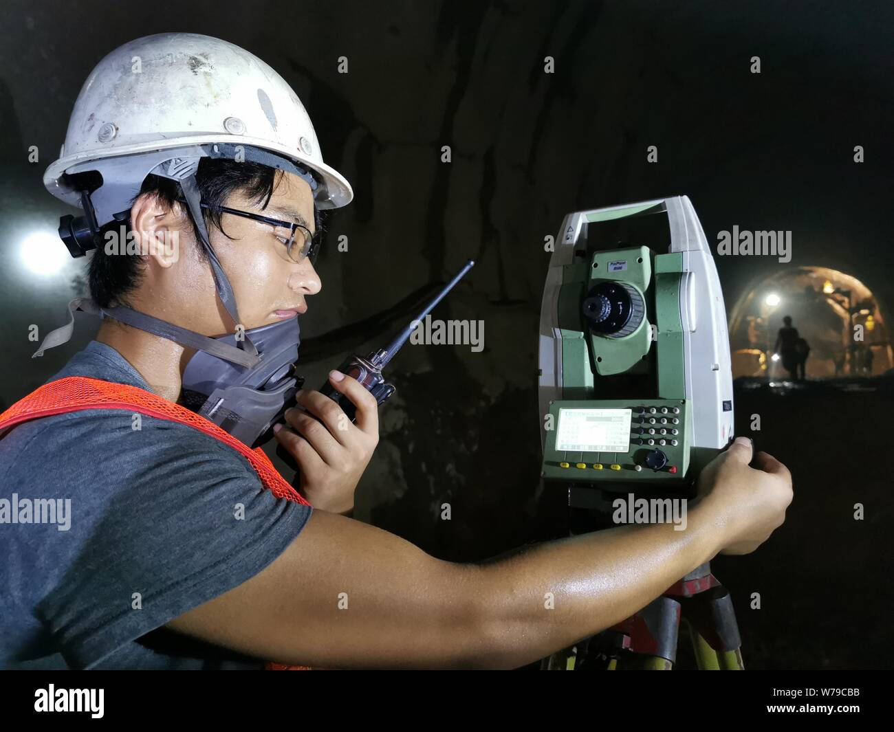 (190805) -- OUDOMXAY (LAOS), Aug. 5, 2019 (Xinhua) -- An engineer of ...