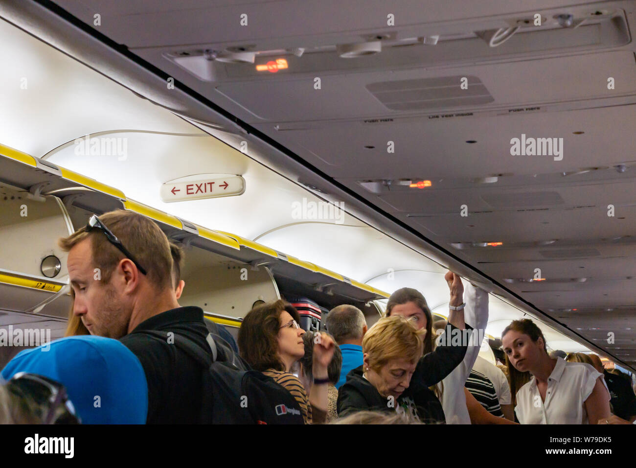 Passengers Rush To Get Off A Plane As Soon As It Stops Stock Photo Alamy passengers-rush-to-get-off-a-plane-as-soon-as-it-stops-stock-photo-alamy