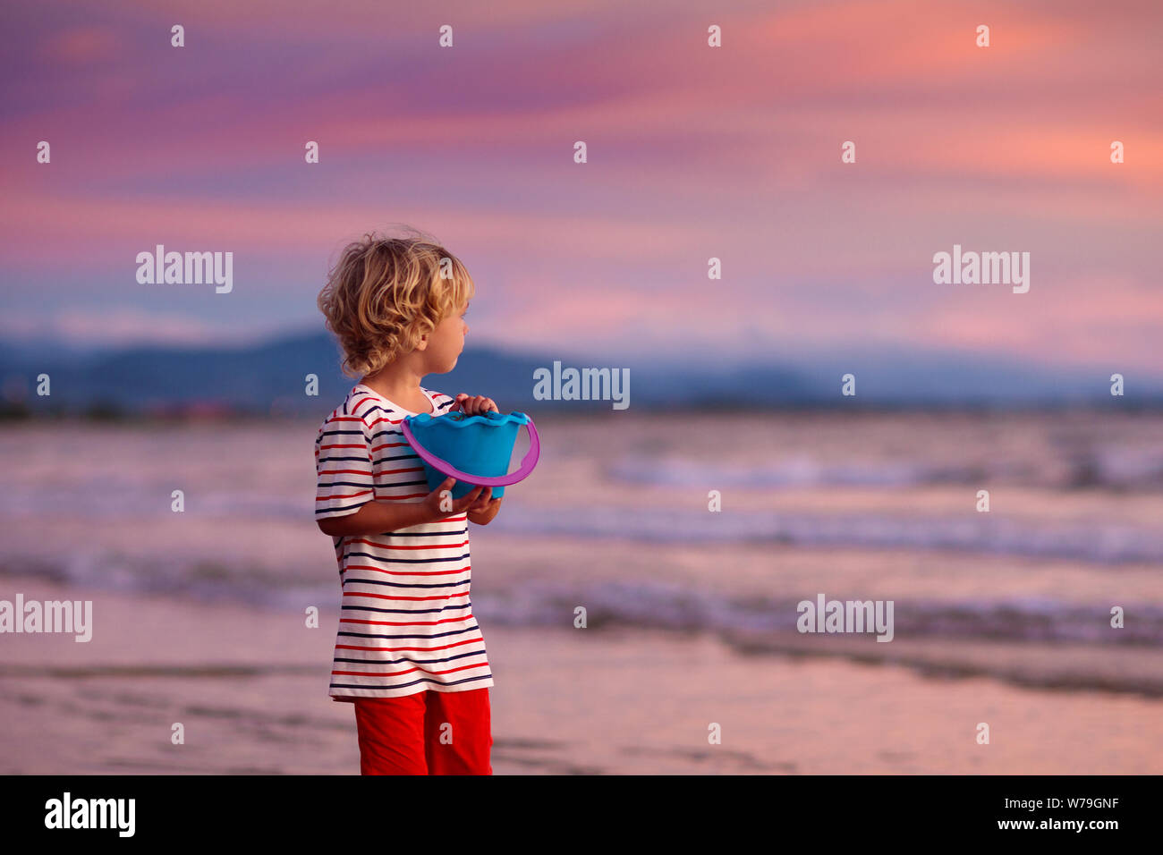 Kids jumping in sunset hi-res stock photography and images - Alamy
