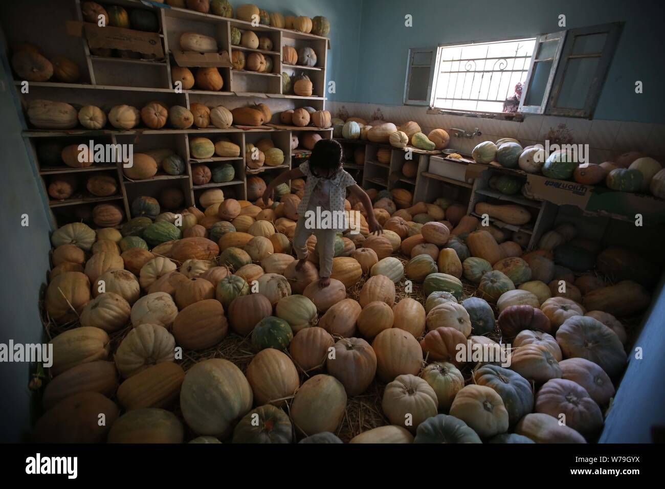 Northern The Gaza Strip, The Gaza Strip, Palestine. 5th Aug, 2019. A Palestinian kid play in ...