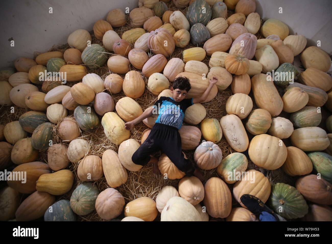 Northern The Gaza Strip, The Gaza Strip, Palestine. 5th Aug, 2019. A Palestinian kid play in ...