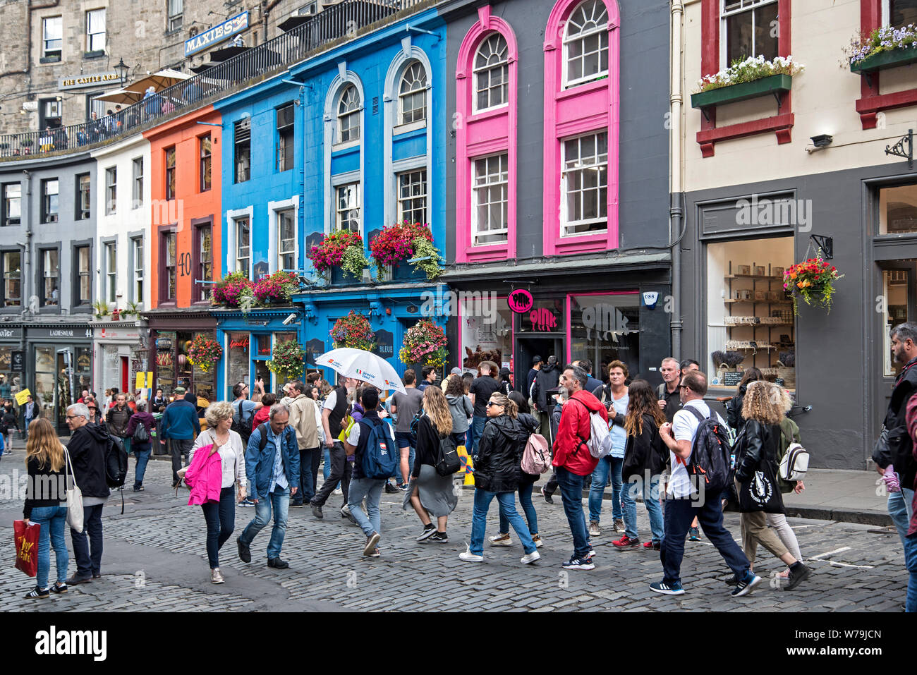 Colourful shops line Victoria Street in Edinburgh's Old Town Stock ...