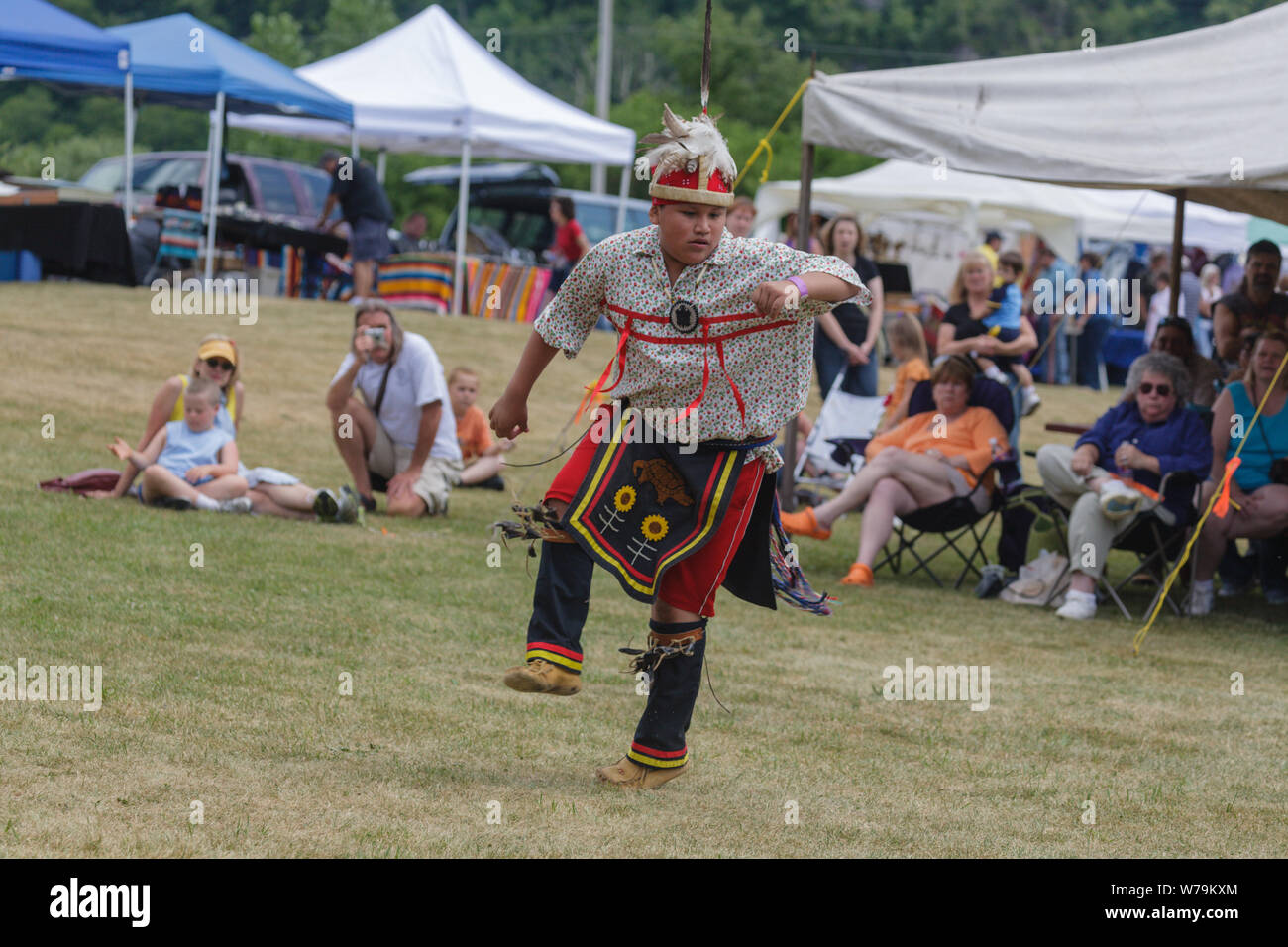 Traditional dancing at annual Kanatsiohareke Mohawk Indian Festival ...