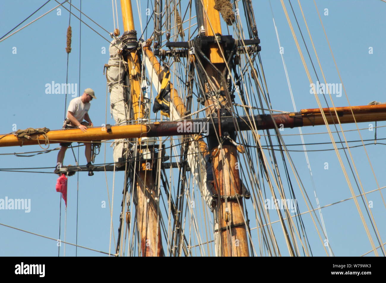 Aloft ship sail rigging hi-res stock photography and images - Alamy