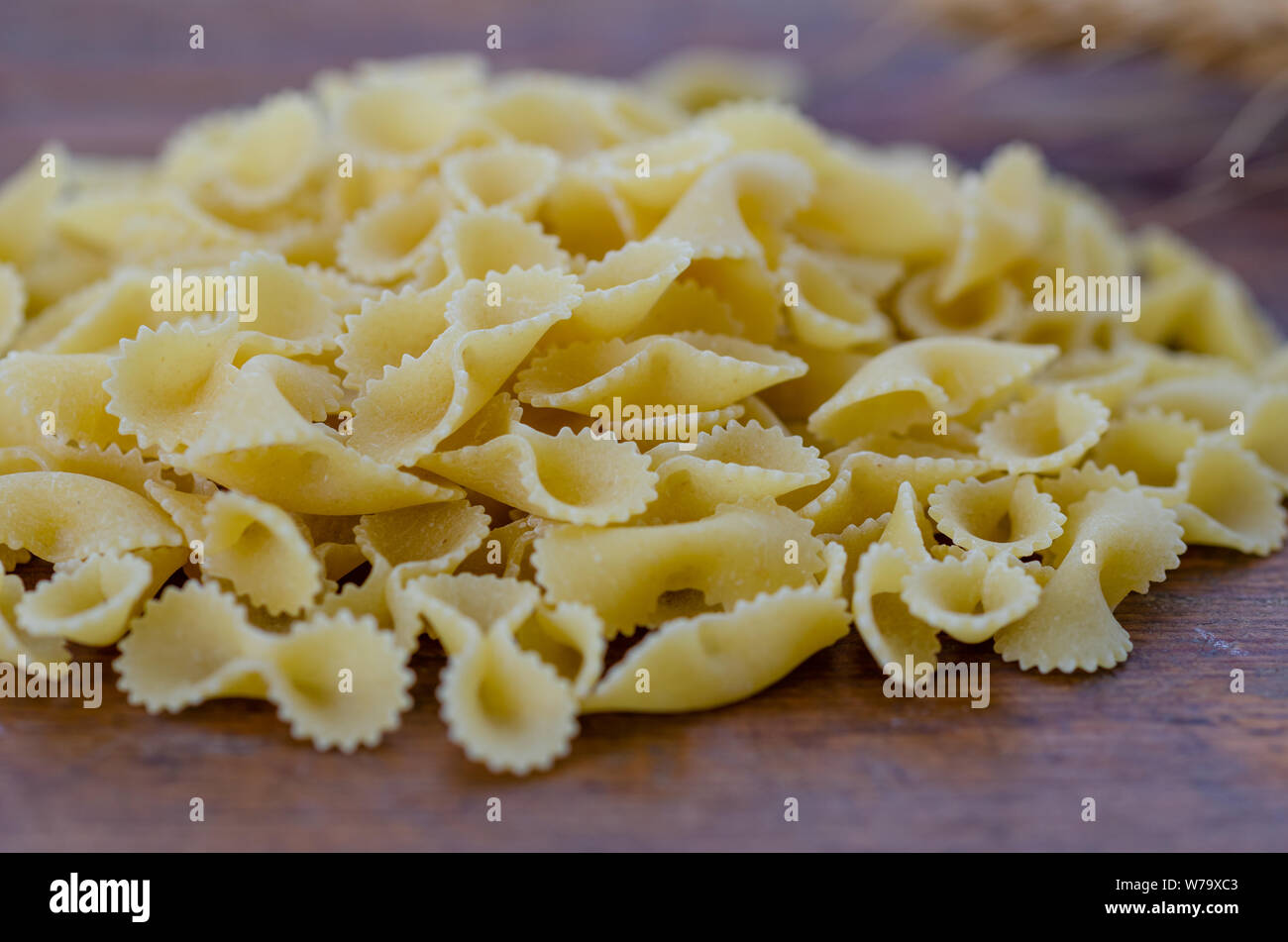 Raw farfalle pasta background,close up, top view Stock Photo - Alamy