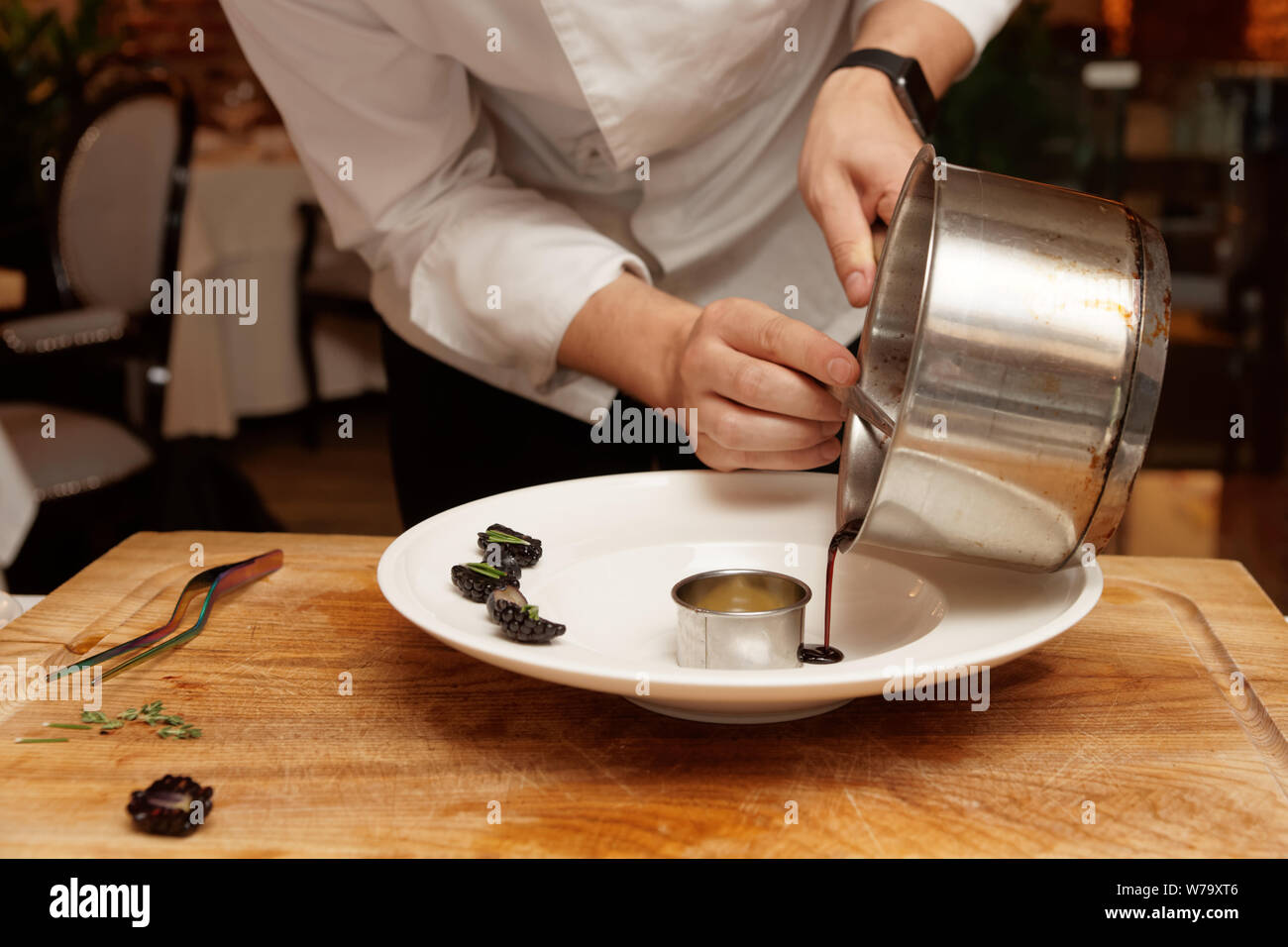 Pouring sauce hi-res stock photography and images - Alamy